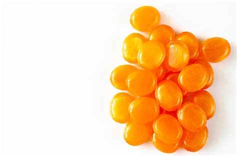 흰색 배경에 하드 빠는 과일 사탕의 클로즈업 오렌지 사탕 무리 공간을 복사합니다 맨 위 보기 0명에 대한 스톡 사진 및 기타