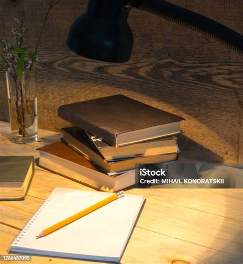 수첩 연필 램프 나무 테이블에 물 한 잔에 버드 나무 의 잔과 책의 스택 0명에 대한 스톡 사진 및 기타 이미지 0명 가정의 방 공란 Istock