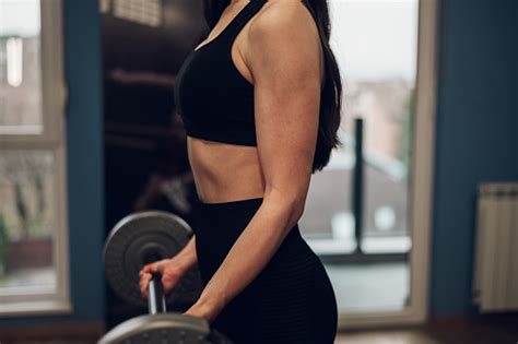 체육관에서 훈련하는 동안 여성 피트니스 강사 리프팅 바벨의 자른 샷 20 24세에 대한 스톡 사진 및 기타 이미지 20 24세 강사 건강관리와 의술 Istock