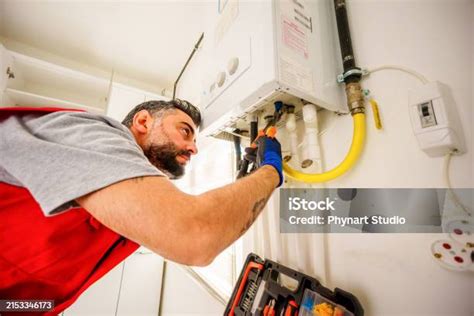 렌치를 가진 1명의 남자 수선 가스 보일러 가정에서 가스 난방 보일러 서비스 수리에 대한 스톡 사진 및 기타 이미지 수리 기체 물리 구조 라디에이터 Istock
