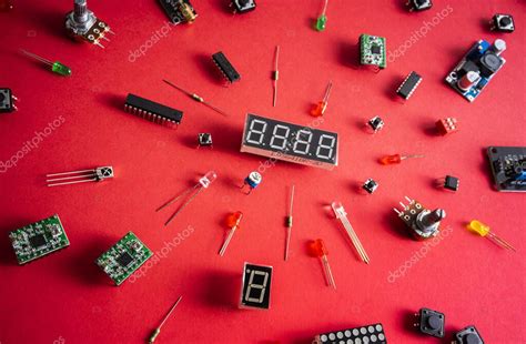 Componentes De Micro Electrónica Arduino Diy Sobre Fondo Rojo Vista