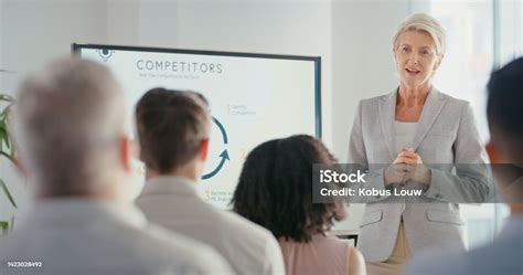 전략 계획 또는 혁신을 위해 여성 리더와의 비즈니스 미팅에서 화면에 프리젠 테이션 교육 및 학습 팀워크 경쟁 코칭 및 사무 교육의 연사 멘토 또는 Ceo 워크숍에 대한 스톡