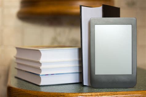 두꺼운 종이 책의 스택의 배경에 현대 전자 책 선택적 초점으로 클로즈업 교육 및 기술 개념 개념에 대한 스톡 사진 및 기타