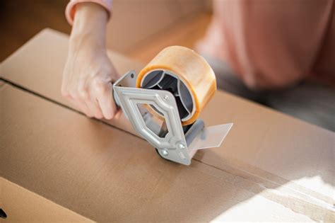 디스펜서에 접착제 테이프로 닫힌 골판지 상자를 고정하는 손 닫음에 대한 스톡 사진 및 기타 이미지 닫음 상자 소포 Istock