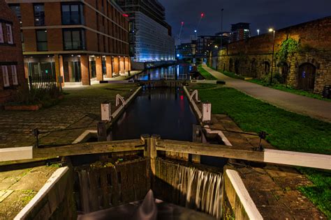 황혼의 리즈리버풀 운하의 운하 자물쇠 리즈 웨스트 요크셔 잉글랜드 영국 0명에 대한 스톡 사진 및 기타 이미지 0명 건축