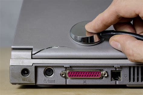 컴퓨터 서비스에 컴퓨터 치료입니다 수리 및 컴퓨터 하드웨어의 진단 워크숍 테이블에 컴퓨터 장비입니다 검은 배경 개념에 대한 스톡 사진 및 기타 이미지 Istock