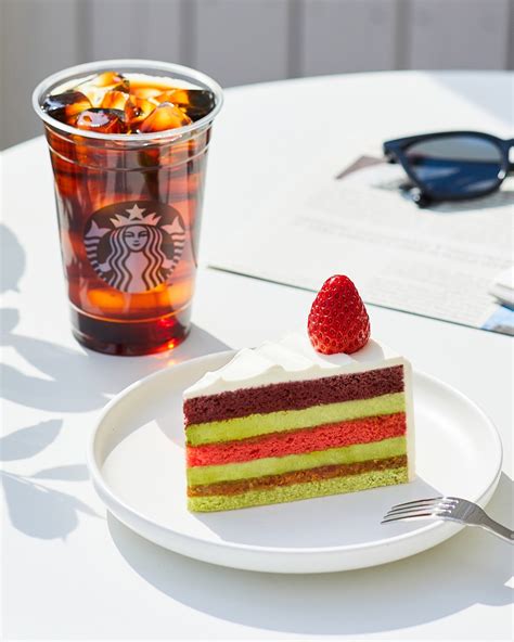 Starbucks Korea 봄의 여유를 즐기고 싶을 때 콜드 브루와 즐기기 좋은 피스타치오딸기생크림케이크 🍰 고소한 피스타치오와 상큼한 딸기 부드러운 화이트 가나슈