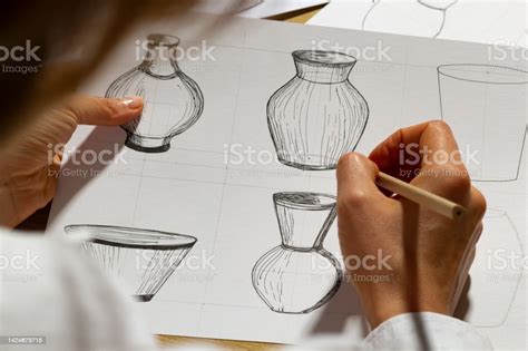 디자이너는 종이에 접시의 스케치를 그립니다 작가는 생산을위한 주방 용품을 만듭니다 40 44세에 대한 스톡 사진 및 기타 이미지 40 44세 그릇 도예 Istock