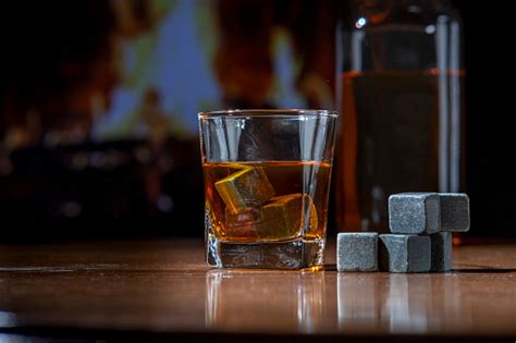 어두운 배경에 위스키 한 잔 테이블에 위스키 냉각 돌 공간을 복사합니다 0명에 대한 스톡 사진 및 기타 이미지 0명 각얼음 갈색 Istock