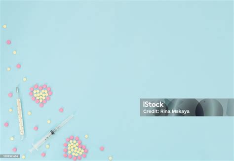 분홍색과 노란색 알약 온도계 밝은 파란색 배경에 주사기로 만든 두 개의 하트 계절 성 질병 의학 개념 복사 공간 상단보기와 플랫 레이 스타일 0명에 대한 스톡 사진 및 기타