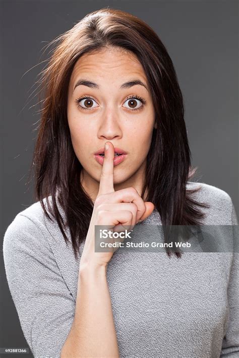 활기참 젊은 여자 게임하기 기밀자료 및 비밀스러움 몸짓 20 29세에 대한 스톡 사진 및 기타 이미지 20 29세 2015년 갈색 머리 Istock