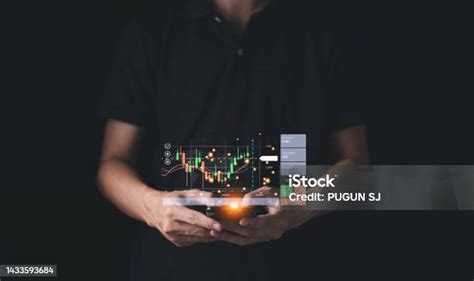 성공 비즈니스 개념 사업가는 스마트 폰으로 주식 차트 또는 Cryptocurrency 차트의 홀로그램을 손으로 터치합니다 통계 그래프 및 숯 성장 그래프 거래자에 대한 스톡