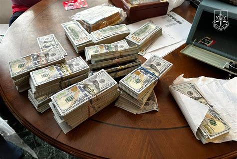 На Хмельниччині посадовиця МСЕК та її син який керує обласним управлінням ПФУ «нагребли