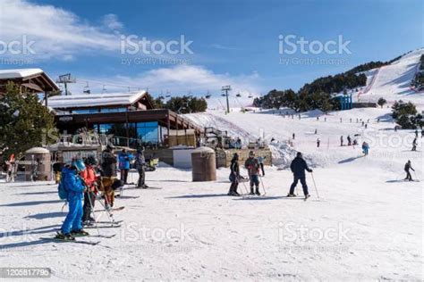 안도라의 피레네 산맥의 그랑발리라 스키 장의 슬로프에서 스키와 스노우 보드를 타는 사람들 겨울에 대한 스톡 사진 및 기타 이미지 겨울 계곡 계절 Istock