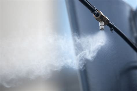 카페 클로즈업 복사 공간을 위한 고압 실외 냉각 시스템의 스프링클러 헤드 가습기에 대한 스톡 사진 및 기타 이미지 가습기 분무 뿌림 Istock