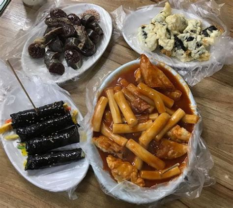 충무김밥 Vs 전 메뉴 천원 분식집
