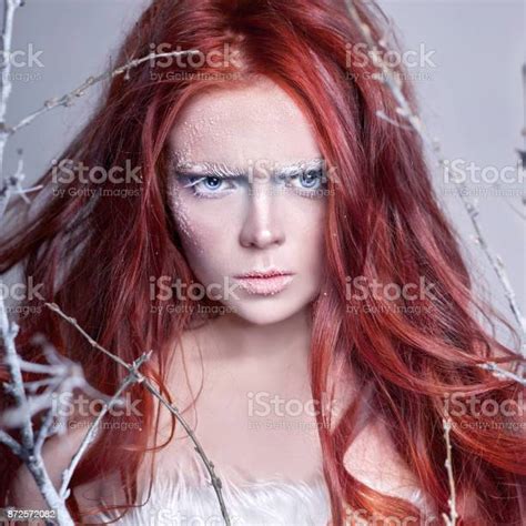 긴 머리 얼굴 빨간 머리 여자 서 리와 눈으로 덮여 흰 눈 썹 하 고 서 리 눈으로 덮여 있는 나무 가지에에서 속눈썹 눈 여왕 고 겨울입니다 겨울 메이크업 여자 얼굴 빨간