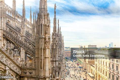 고딕 양식의 첨탑과 흰색 대리석 동상 밀라노 대성당 두오모 디 밀라노의 지붕 밀라노 롬바르디아 이탈리아의 광장에 최고의 관광 명소 오래된 고딕 양식의 건축과 예술의 광각