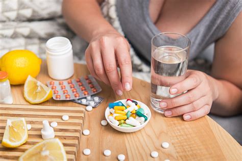 감기와 독감으로 아픈 젊은 여성 집에서 비타민과 알약으로 자가 투약 감기와 독감에 대한 스톡 사진 및 기타 이미지 감기와 독감 건강관리와 의술 겨울 Istock