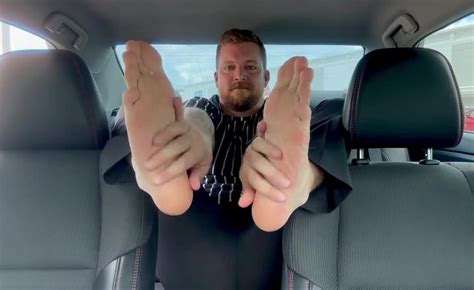 Perfect Feet Muscle Guy