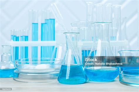 테스트 튜브가 있는 실험실 유리제품 플라스크 드롭퍼 페트리 접시 과학 실험실 실험실 장비 및 분석을 위한 측정 컵 및 실린더 0명에 대한 스톡 사진 및 기타 이미지 Istock