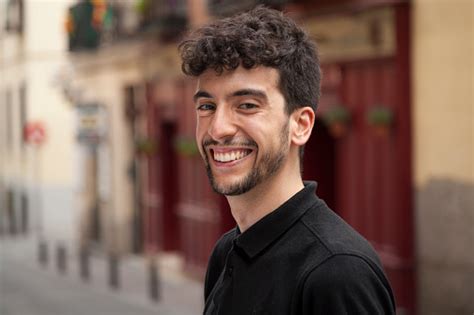 흰색 모로코 수염된 젊은이 밖으로의 초점 거리에 자연스럽 게 곱슬 머리 미소를 가진 중동 민족에 대한 스톡 사진 및 기타 이미지 중동 민족 사람들 거리 Istock