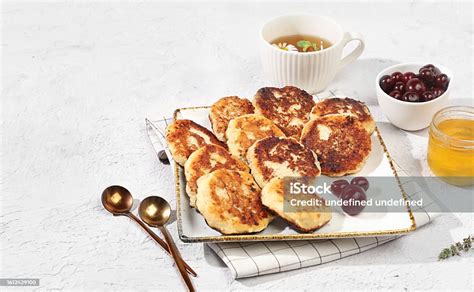 밝은 배경에 체리 꿀 카모마일 차를 곁들인 튀김 건강하고 자연적인 음식의 개념 재료로 만든 건강한 아침 식사 아이들을위한 음식 선택적 초점 플랫 레이 건강한 식생활에 대한