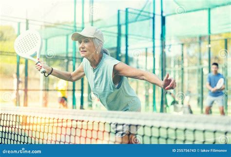 Deportista Madura Jugadora De Padel Golpeando La Pelota Con Una Raqueta