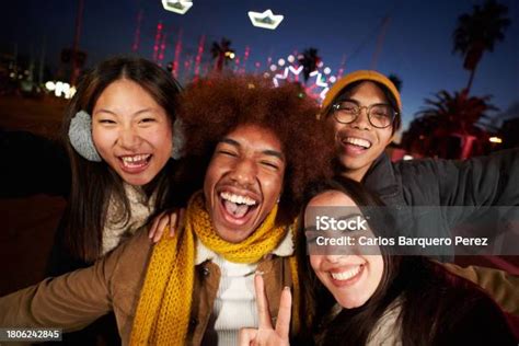 다문화 젊은 그룹 친구들의 들뜬 크리스마스 셀카 사진을 찍고 있는 행복한 동료 4명 우정에 대한 스톡 사진 및 기타 이미지 우정 겨울 낮 Istock