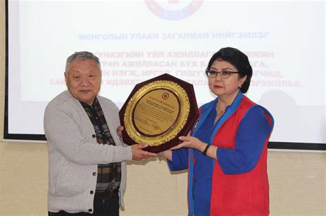 Монголын улаан загалмай нийгэмлэгээс улиран одож буй нэг жилийн ажлаа дүгнэж хүмүүнлэгийн