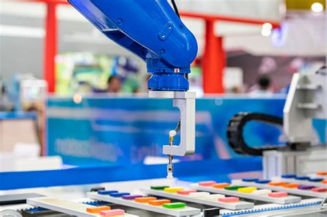 첨단 기술 및 정밀 자동 진공 또는 진공 또는 진공 흡입 컵 픽업 및 장소 운송 재료 상품 또는 산업 에서 제조 공정 연속 라인의 제품 밀폐된에 대한 스톡 사진 및 기타