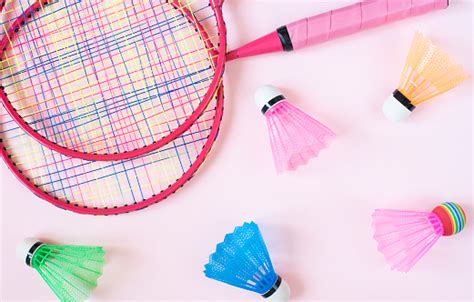 배드민턴 장비 분홍색 배경에 배드민턴 라켓과 셔틀 콕 맨 위 보기 복사 공간 배드민턴에 대한 스톡 사진 및 기타 이미지 배드민턴 분홍 라켓 Istock