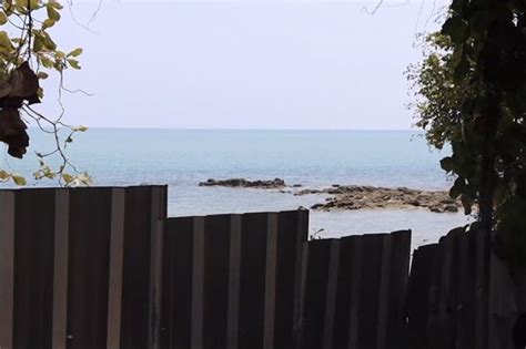 เดือด ชาวบ้านฮือเปิดรั้วสังกะสีเดินลงหาด เล่นน้ำทะเลหาดแหลมหงาแล้ว ไม่รอ 15 วันตามที่เอกชนขอ