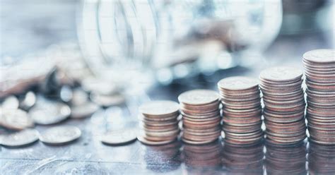 테이블 위에 놓인 동전 더미 사진 Unsplash의 벌금 이미지