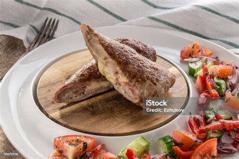 식탁보 옆면에 치즈와 베이컨 신선한 채소를 넣은 돼지고기 안심 속을 채운에 대한 스톡 사진 및 기타 이미지 속을 채운 치즈 0명 Istock