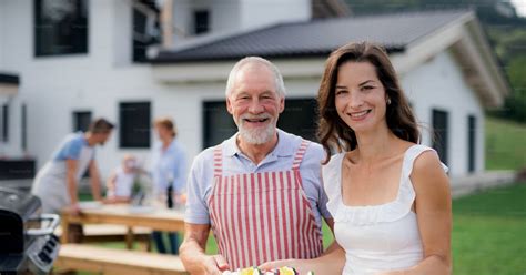 정원에서 바비큐를 하고 굽고 이야기를 나누는 다세대 가족의 초상화 사진 Unsplash의 가족 이미지