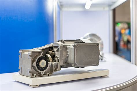 단면은 금속 각종 톱니 바퀴 기어 베어링 하우징 샤프트 및 전기 유도 모터와 산업 조립을위한 변속기 기어 박스 내부의 세부 사항을 보여줍니다 0명에 대한 스톡 사진 및 기타