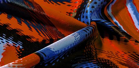 실크 패브릭 배경의 질감은 추상적 인 일러스트레이션이며 이 골격 인쇄는 프로젝트 디자인 및 창의력의 악센트에 적합합니다 색상은 블루 블랙 퍼플 베이지 색을 포함한다 건강