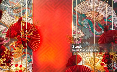 러시아 모스크바 05022022 레스토랑에서 중국 설날 파티 축하를 위한 동양적 배경 레드 골드 색상의 전통적인 장식입니다 셀카 파티를 위한 포토월 드래곤 축제 장식 큰 팬