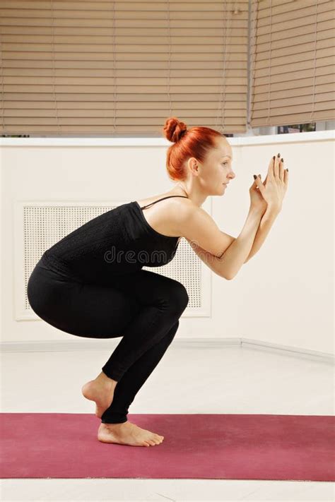 Sideview Of Redhead Fit Woman Doing Bent Over Two Arm Dumbbell T Stock