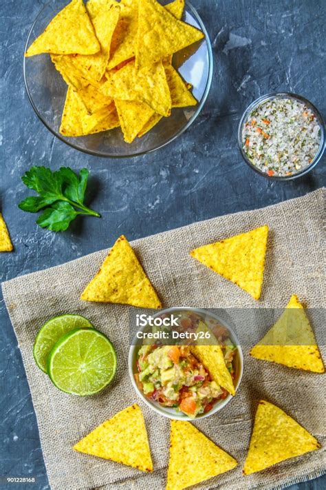 Guacomole은 전통적인 멕시코 소스 구성 된 강판된 아보카도 라임 주스 붉은 양파 토마토 마늘 및 고추 나 초 칩과 함께 제공 됩니다 0명에 대한 스톡 사진 및 기타