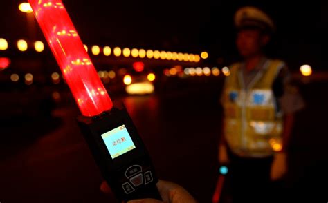 深夜轿车被拦查，曲靖男子向交警求情“再吹我就完了”检测进行检查