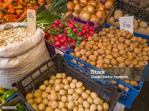 다양한 종류의 신선한 과일 씨앗 견과류 및 채소가 시장에 전시되어 있습니다 음식 0명에 대한 스톡 사진 및 기타 이미지 0명 가격 건강한 식생활 Istock