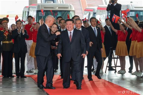 베이징 열정적 환영…북한 주민들에 김정은 방중 딸 주애 동행 선전