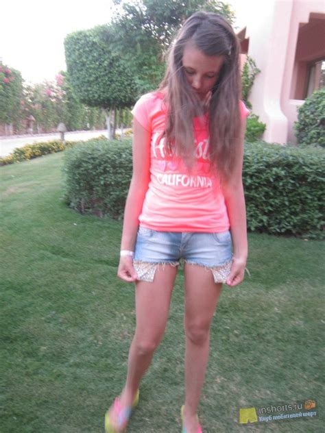 Школьница в розовом топике и джинсовых шортах