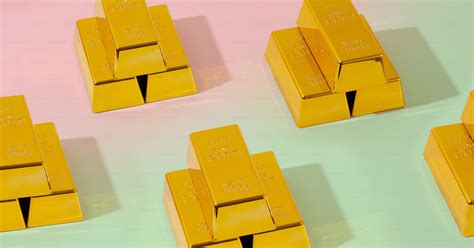 테이블 위에 앉아 있는 금괴 무리 사진 Unsplash의 돈 이미지