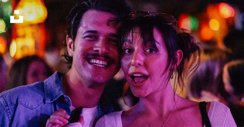 커플이 바에서 미소를 지으며 카메라를 향해 포즈를 취하고 있습니다 사진 Unsplash의 무료 이미지