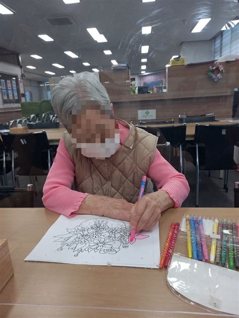 인지프로그램 꽃과 나비와 꽃바구니 색칠하기 김포효사랑주야간보호센터