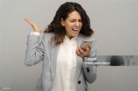 화가 난 사업가가 휴대 전화로 큰 소리로 비명을 지르며 스마트 폰으로 전화를 소리 치고 고립 되었습니다 여자에 대한 스톡 사진 및 기타 이미지 Istock