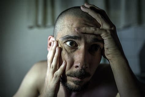 아픈 사람은 우울 이다 그 게 같은 세계에 혼자 솔루션 고 문제에 해결책입니다 걱정하는에 대한 스톡 사진 및 기타 이미지 걱정하는 검은색 고독 개념 Istock